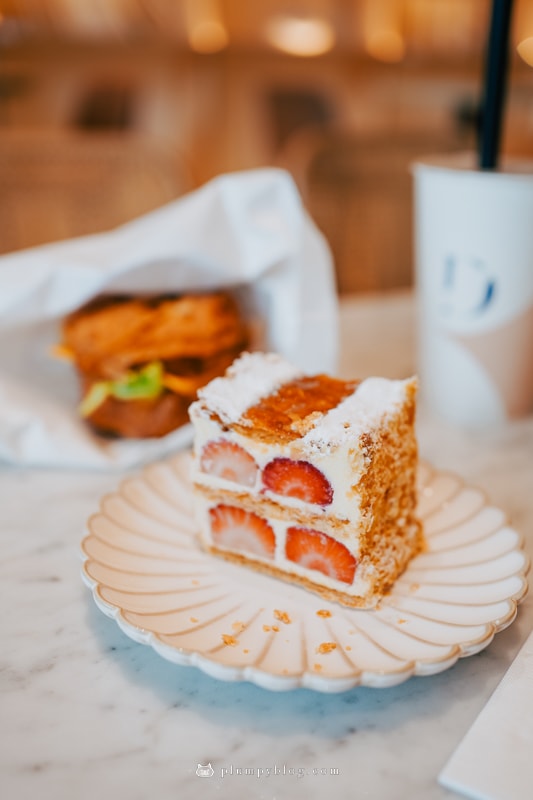 【台南咖啡廳】MINI.D COFFEE台南新營館，諾曼第丹麥菠蘿超好吃！咖啡.蛋糕～奈良美智畫展 – 胖貓咪的奇幻旅程